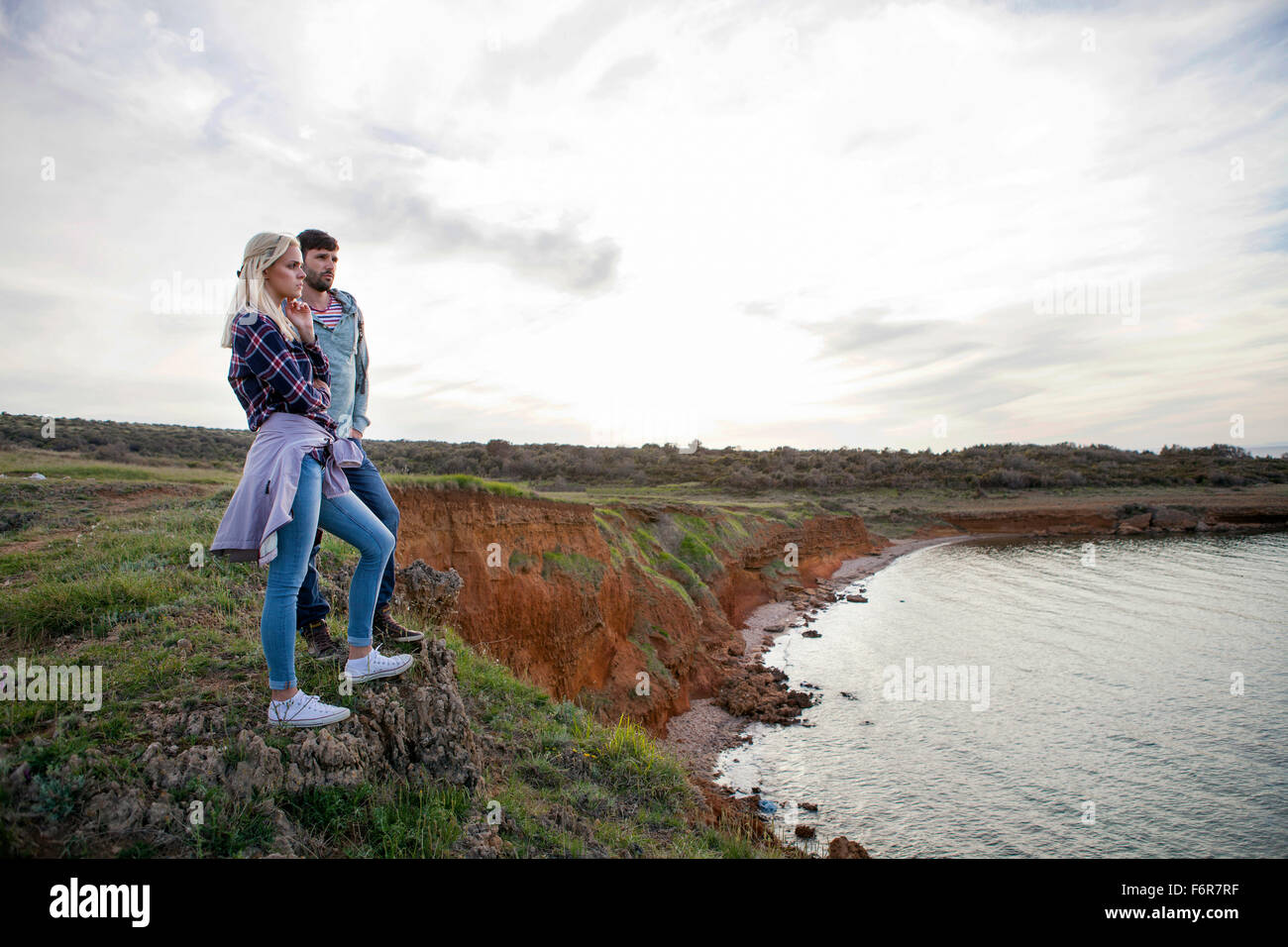 Couple on cliff hi-res stock photography and images - Alamy
