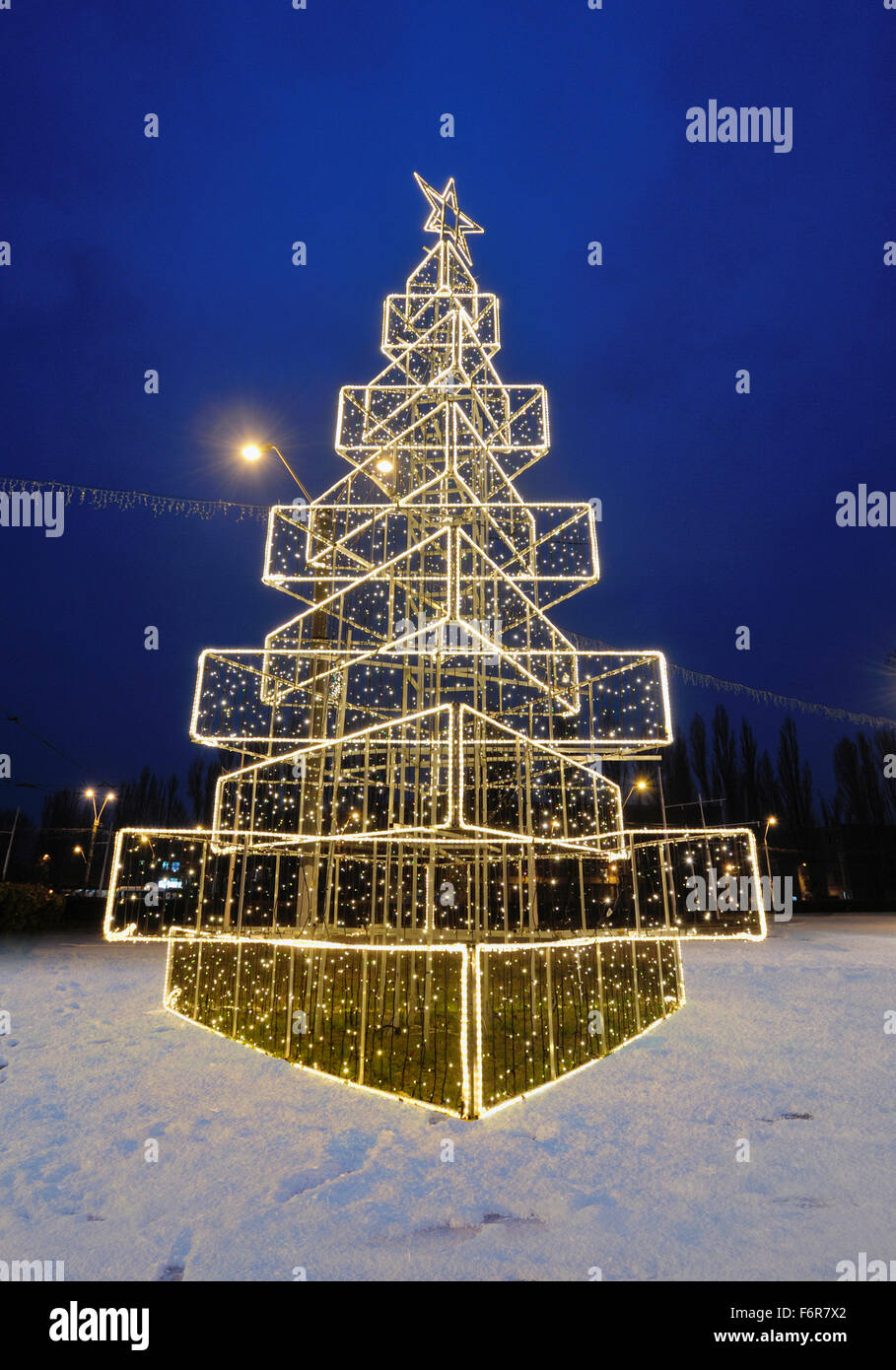 Large outdoor christmas tree hi-res stock photography and images - Alamy