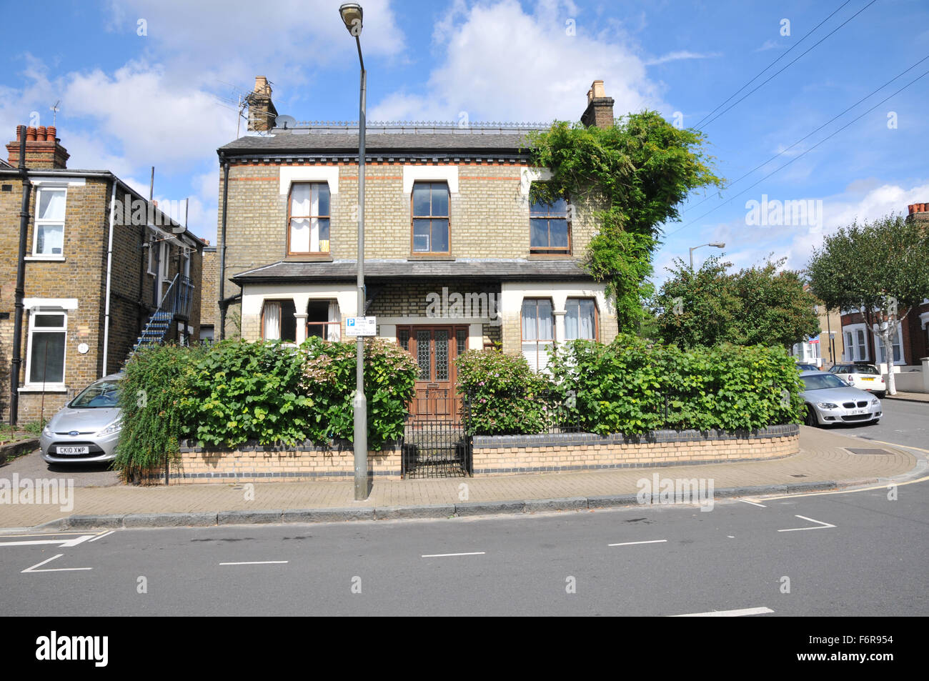 Victorian detached house hi-res stock photography and images - Alamy