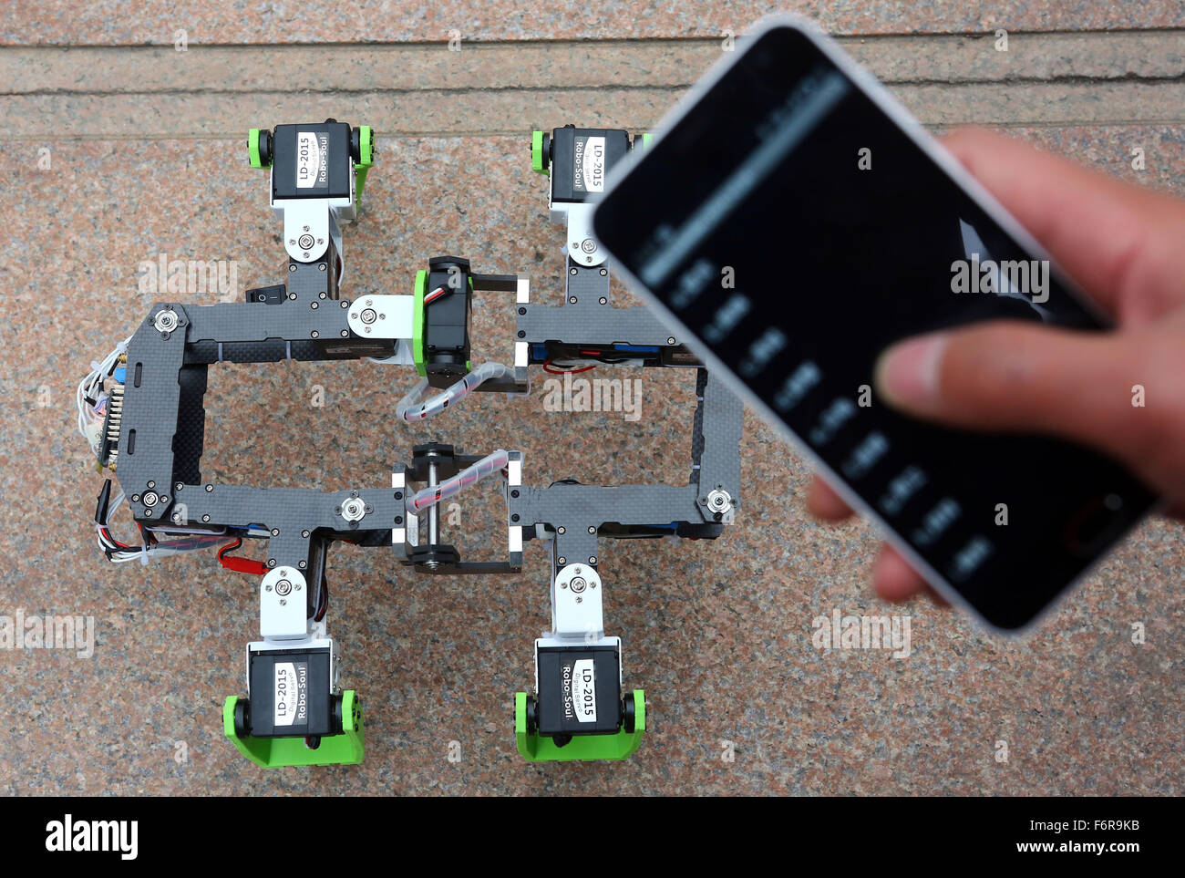 Walking robot hi-res stock photography and images - Alamy