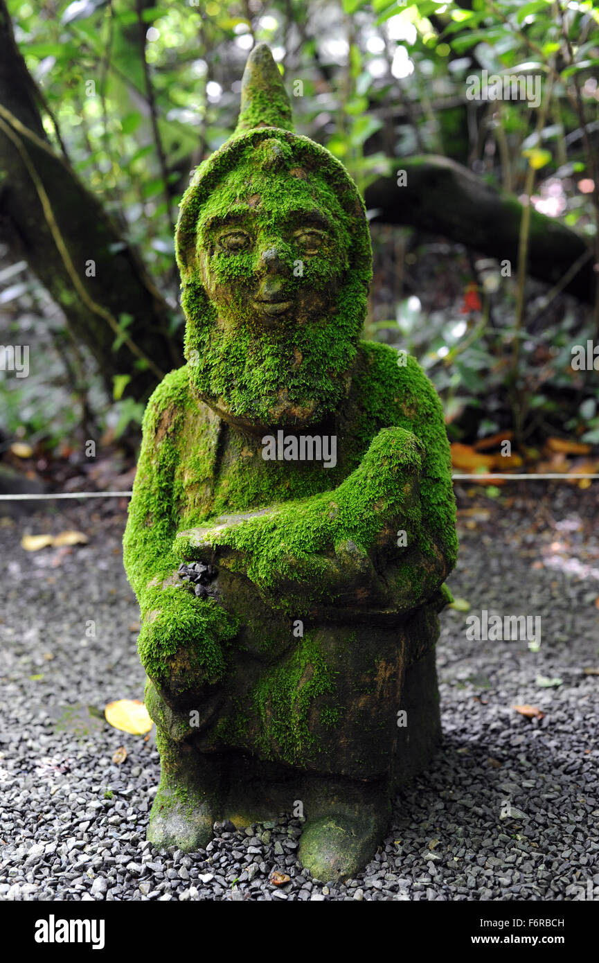 Moss on statue hi-res stock photography and images - Alamy