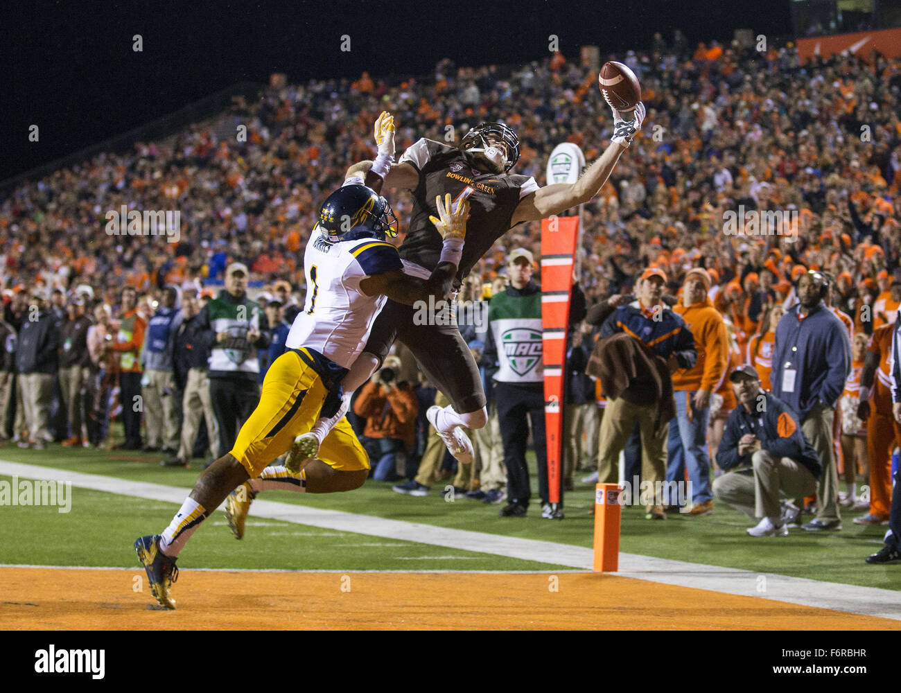 One handed bowling hi-res stock photography and images - Alamy