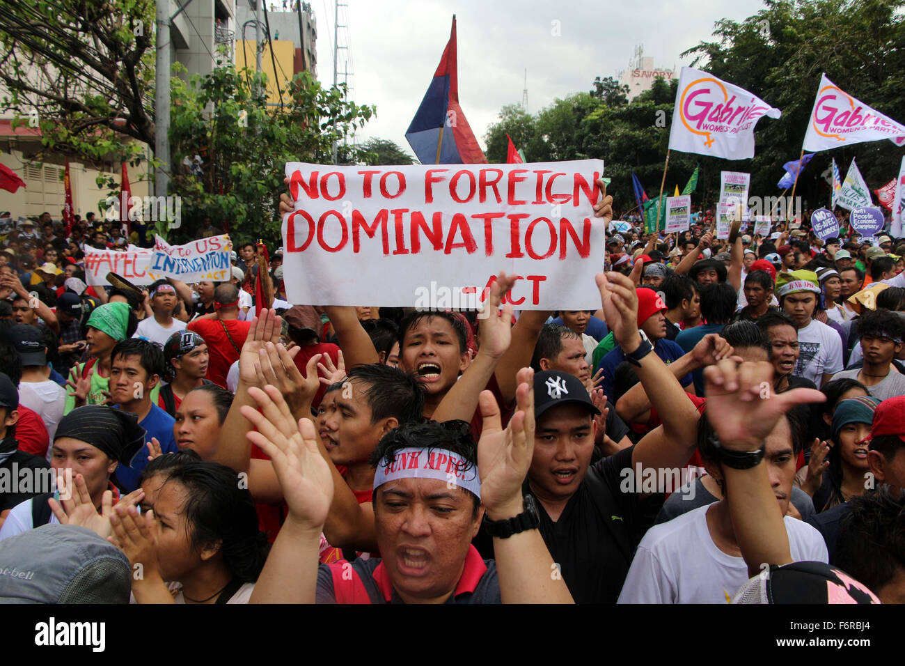 Manila, Philippines. 19th Nov, 2015. Protesters show their message ...