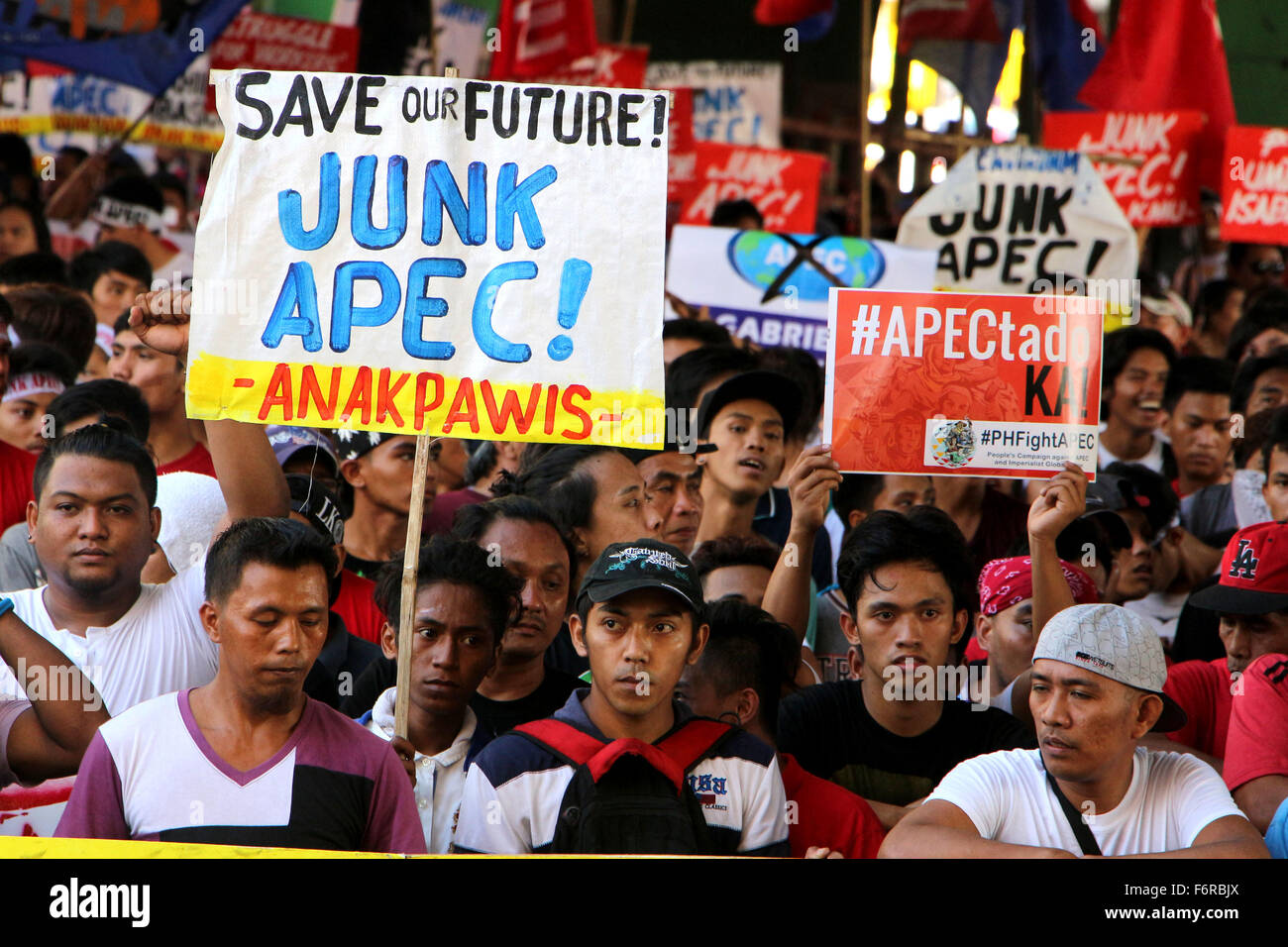 Manila, Philippines. 19th Nov, 2015. Protesters show their message ...