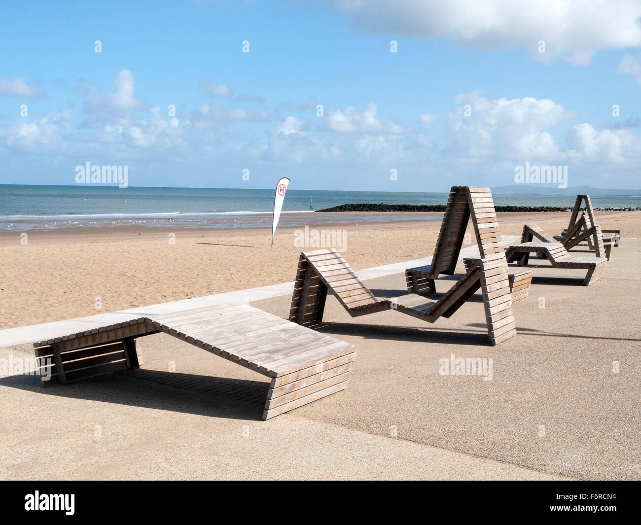 Seating on the promenade hi-res stock photography and images - Alamy