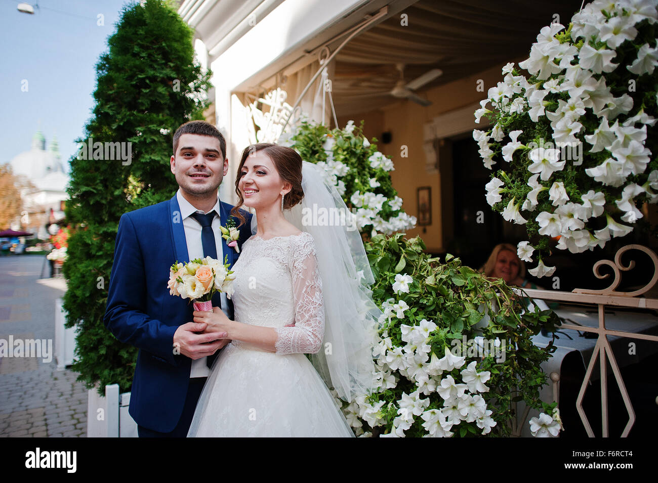 Newlywed background white flowers Stock Photo - Alamy