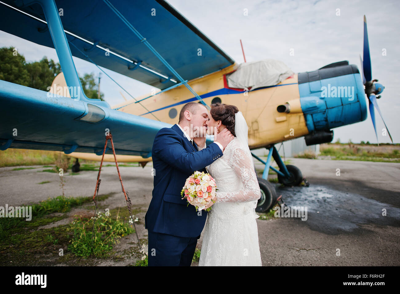 wedding couple background plane on airport Stock Photo - Alamy