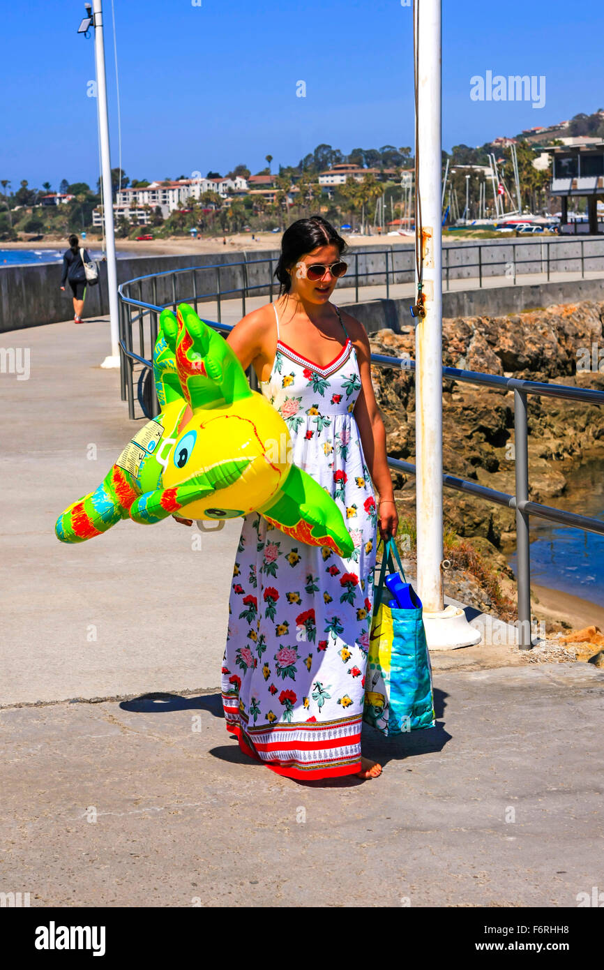 Beautiful woman carrying beach bag hi-res stock photography and images ...