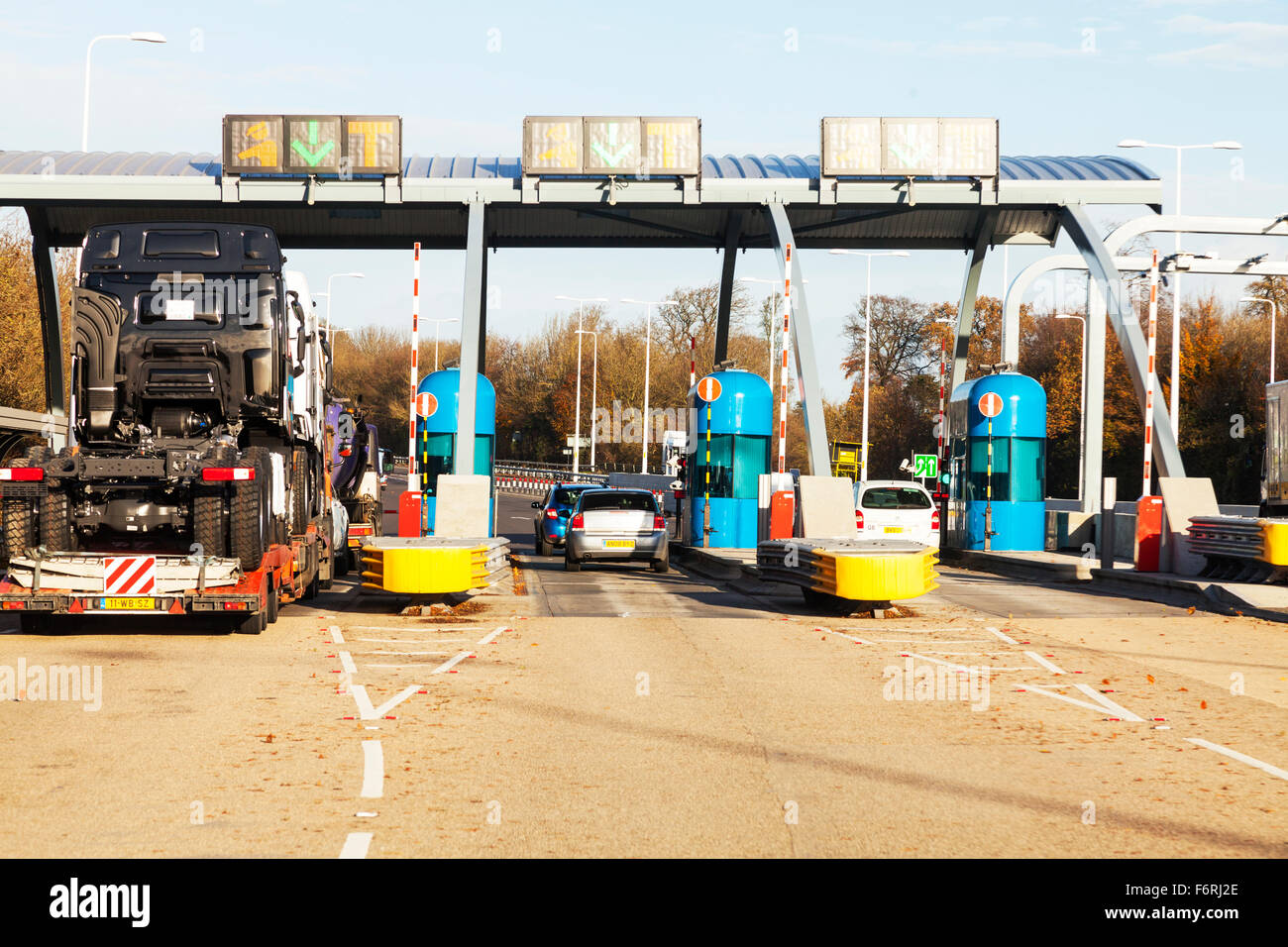 Humber bridge new toll booths and tag system paying fee to cross ...