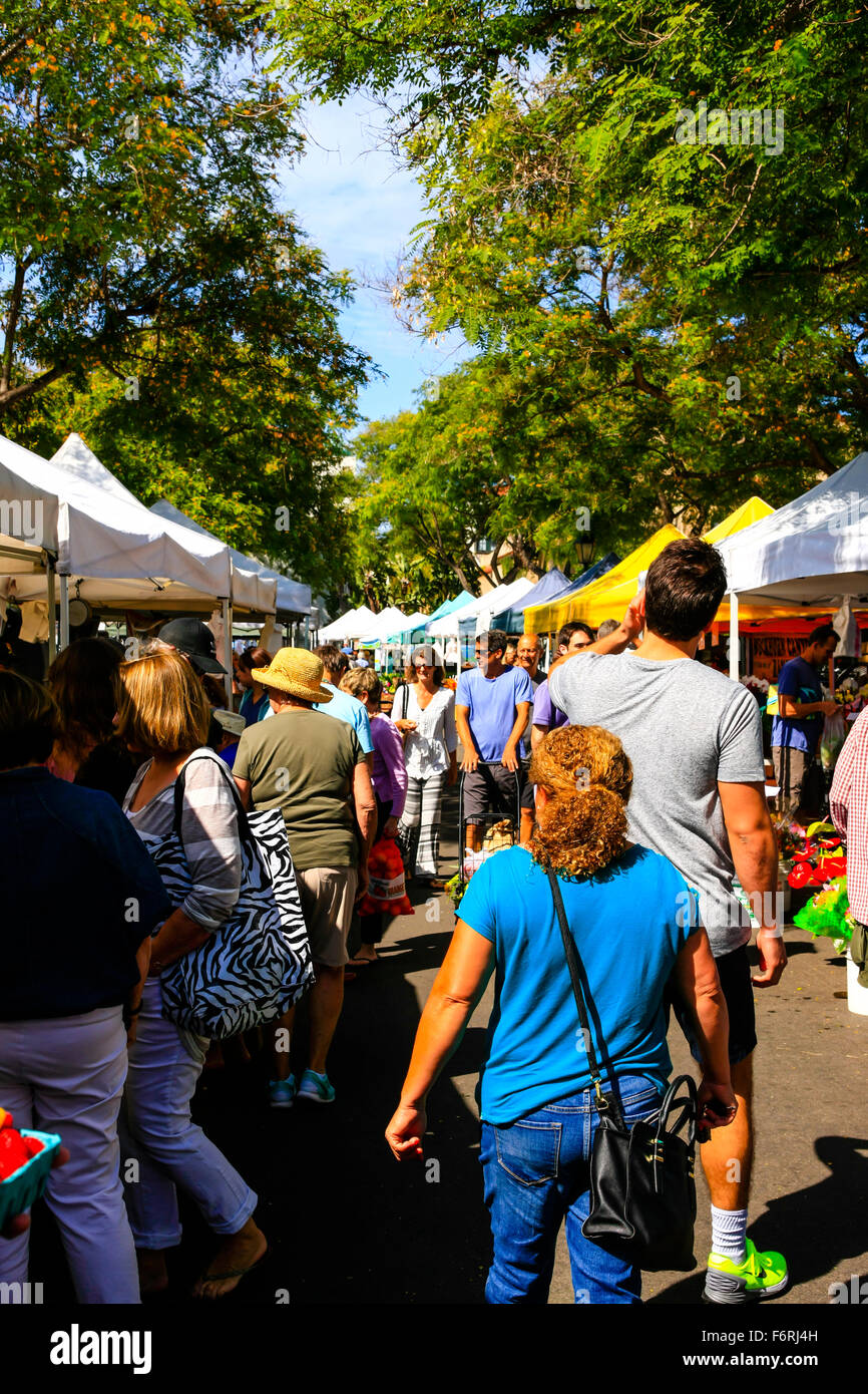 People wandering hi-res stock photography and images - Alamy