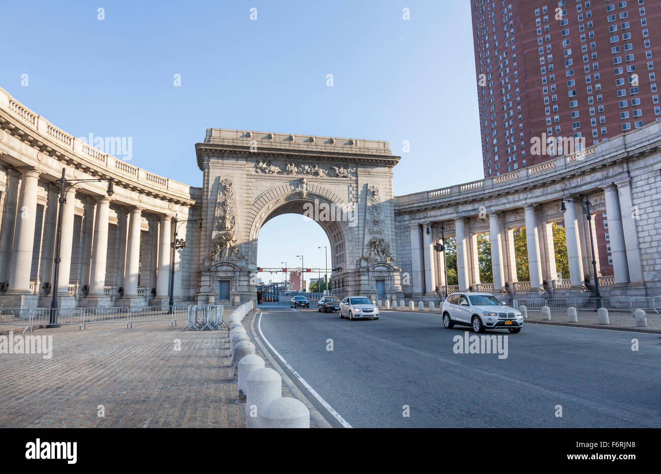 The Arch and Colonnade of the Manhattan Bridge Approach Stock Photo - Alamy