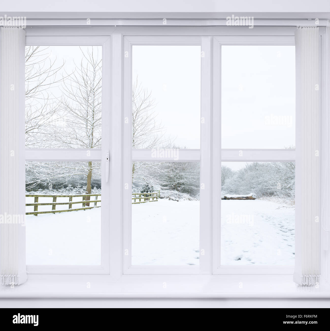 Snow windowsill hi-res stock photography and images - Alamy