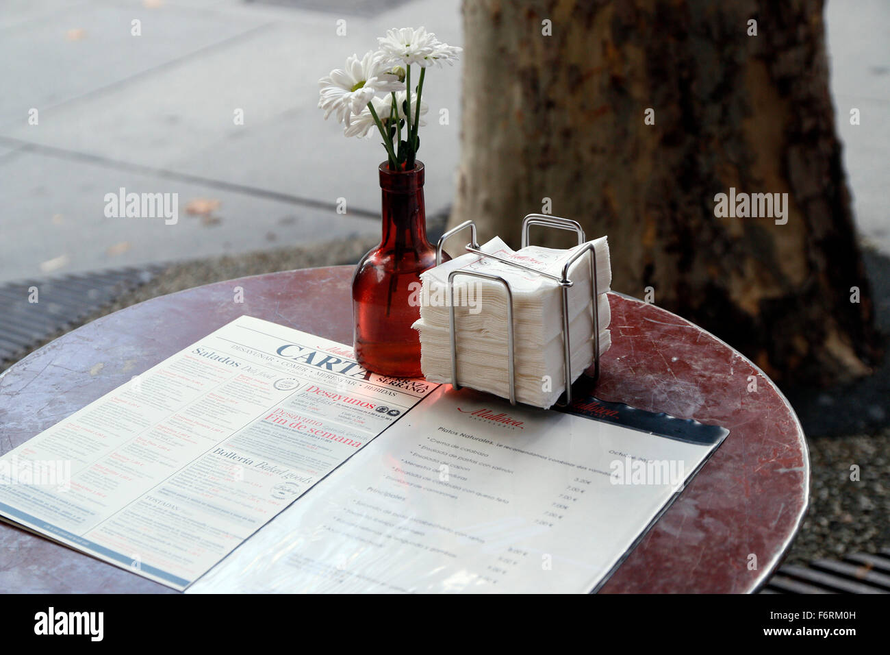 Fresh table setting at a sidewalk café Stock Photo - Alamy