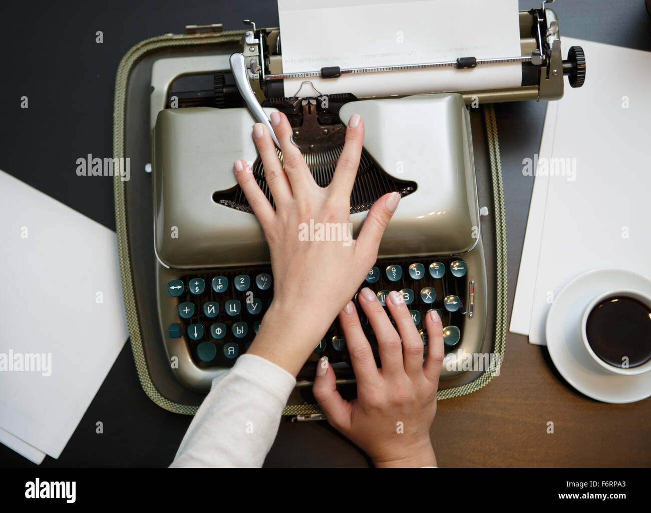 Journalist writing hi-res stock photography and images - Alamy