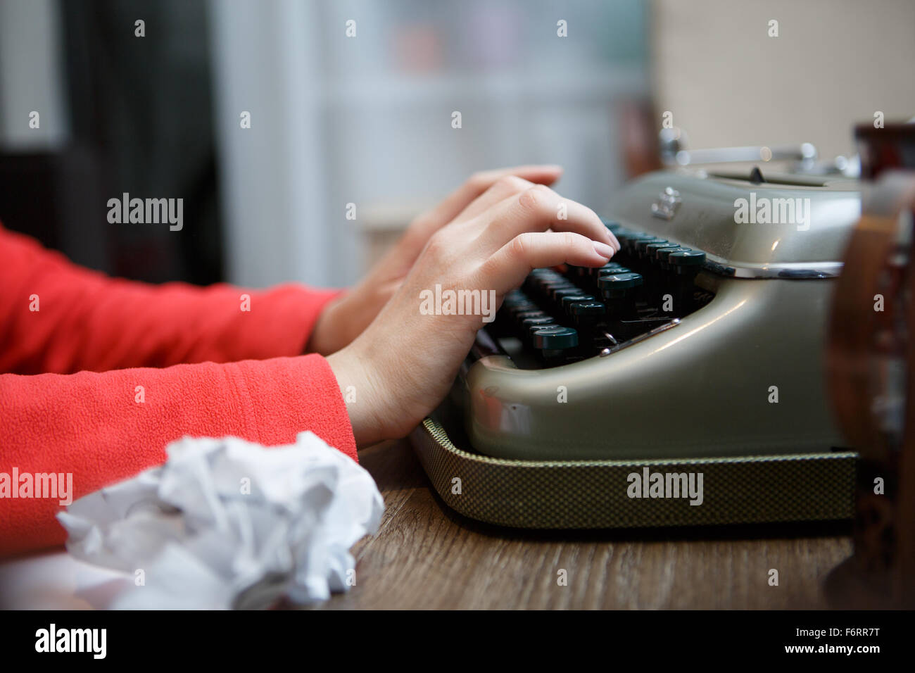Hands of a man typing on typewriter Stock Photo - Alamy