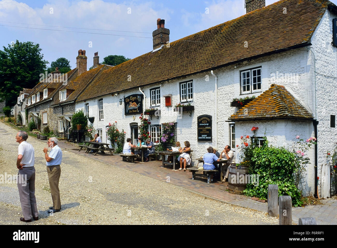 Pub inn building historic structure hi-res stock photography and images ...