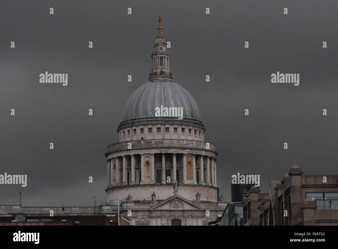 Dark clouds over london hi-res stock photography and images - Alamy
