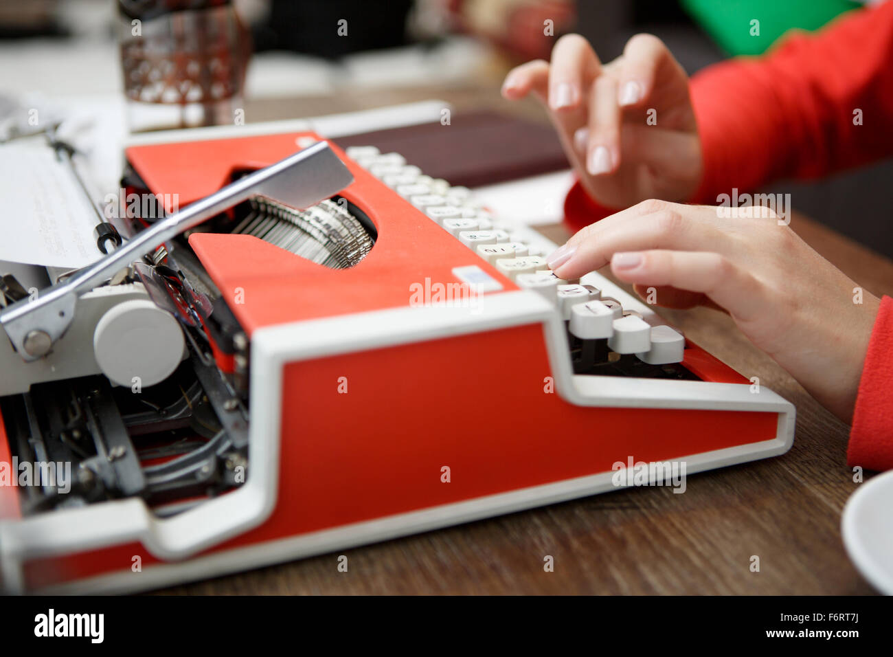 Girl typing letter typewriter hi-res stock photography and images - Alamy