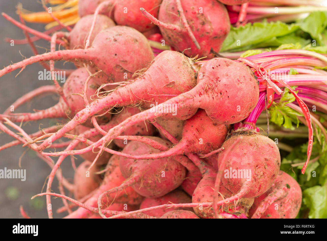 Organic red beets on display at local farmers market Stock Photo - Alamy