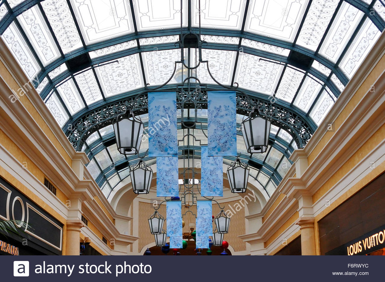 Bellagio Hotel Lobby Ceiling Stock Photos & Bellagio Hotel Lobby ...