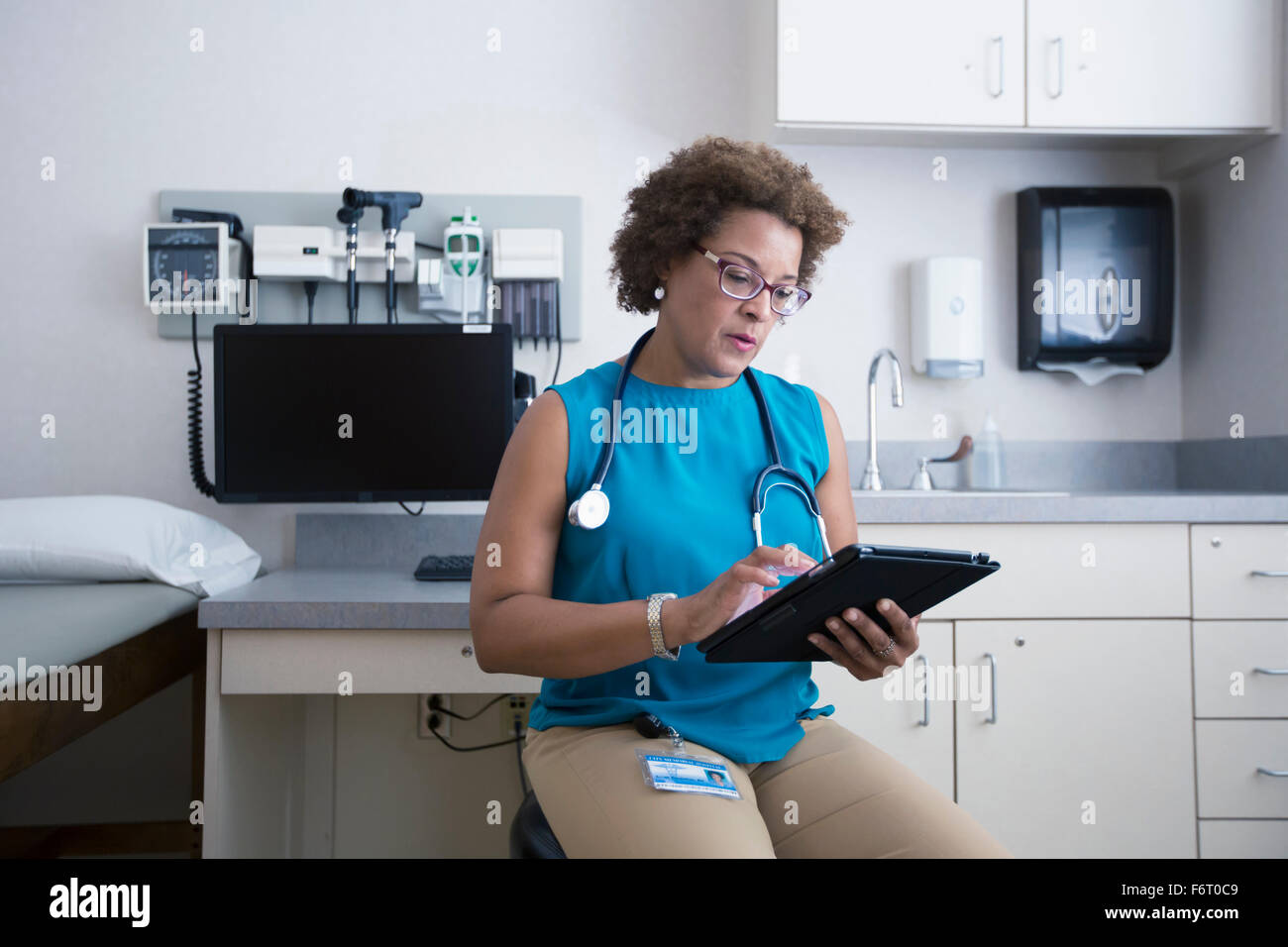 African American doctor using digital tablet Stock Photo - Alamy