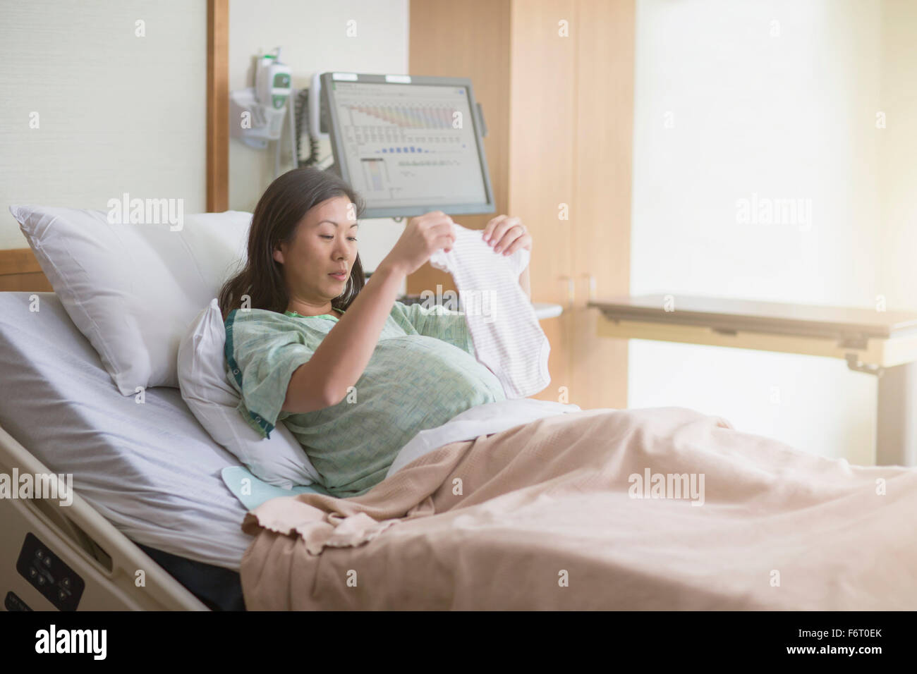 Pregnant chinese woman hi-res stock photography and images - Alamy