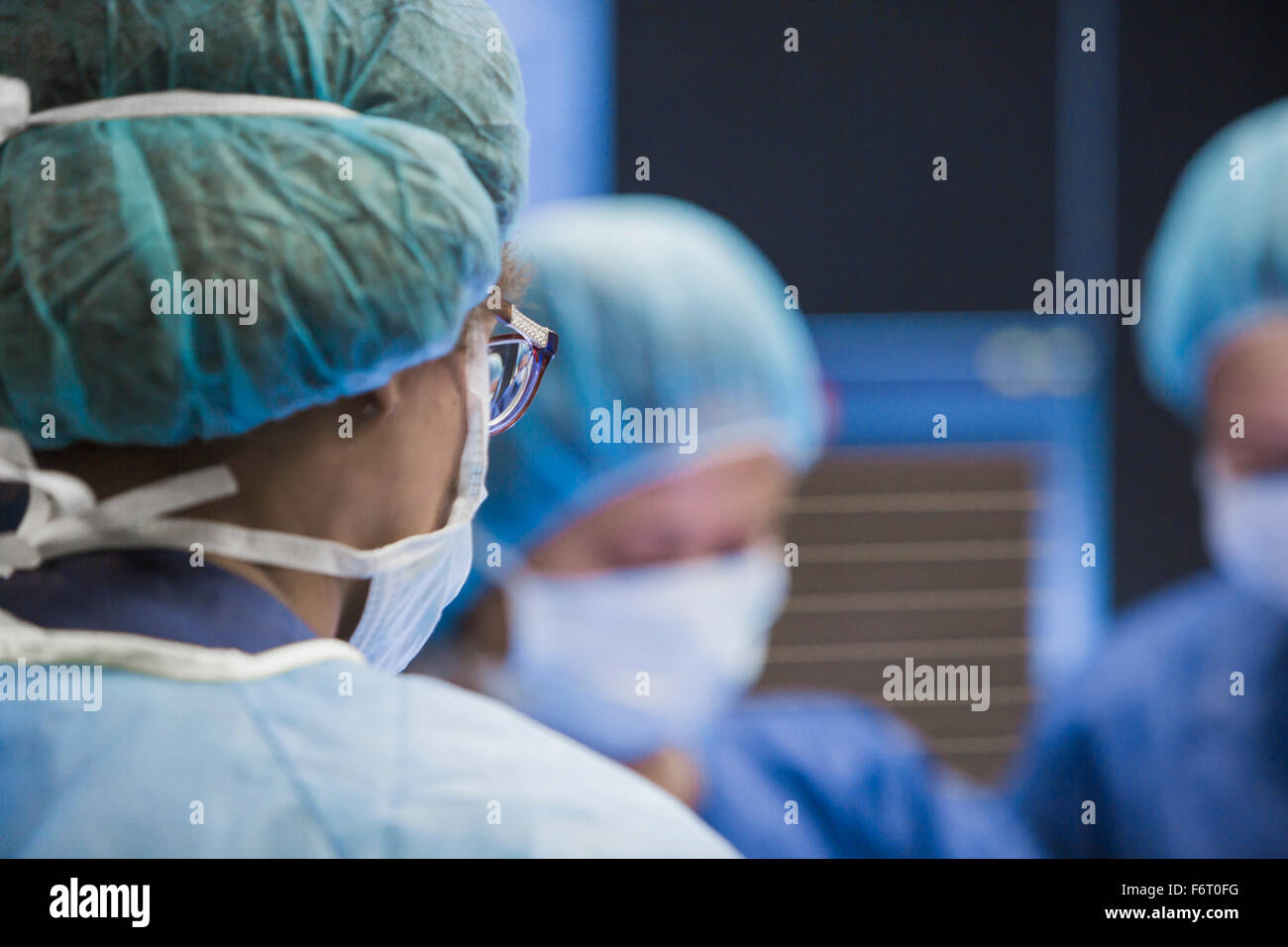 Surgeons working in operating room Stock Photo - Alamy