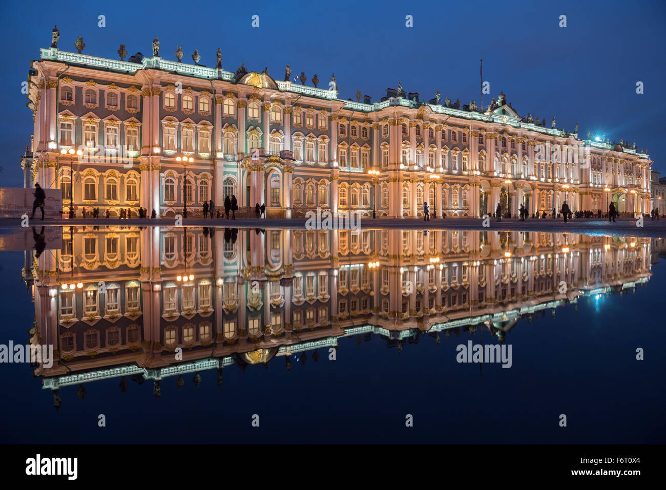 St. Petersburg. Evening. View of the Alexander Column through the arch ...