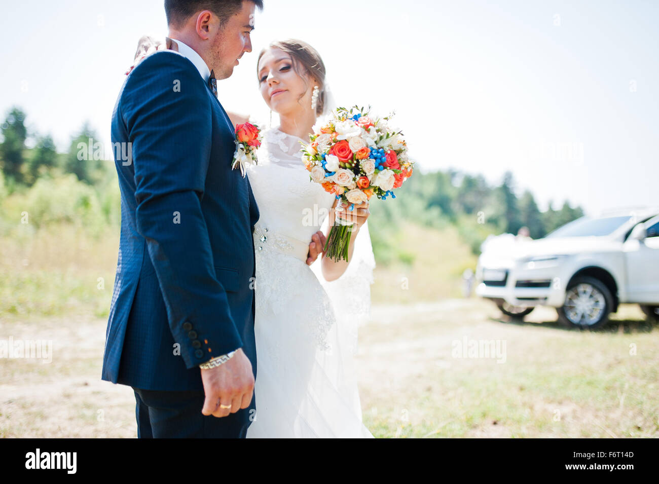 wedding couple background wedding car Stock Photo - Alamy