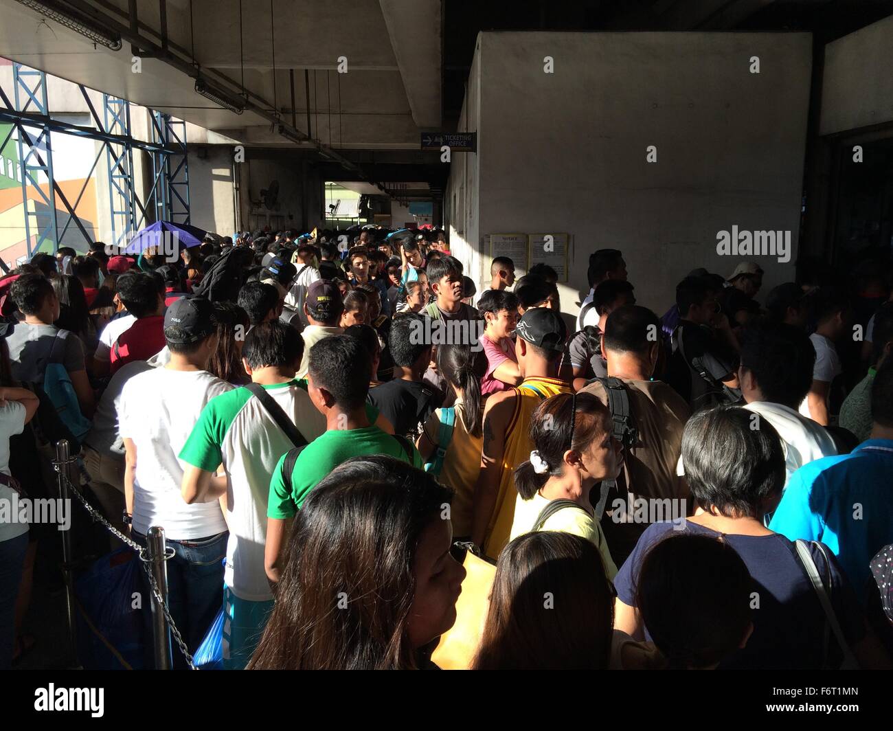 Pasay, Philippines. 19th Nov, 2015. MRT Taft Station became congested ...
