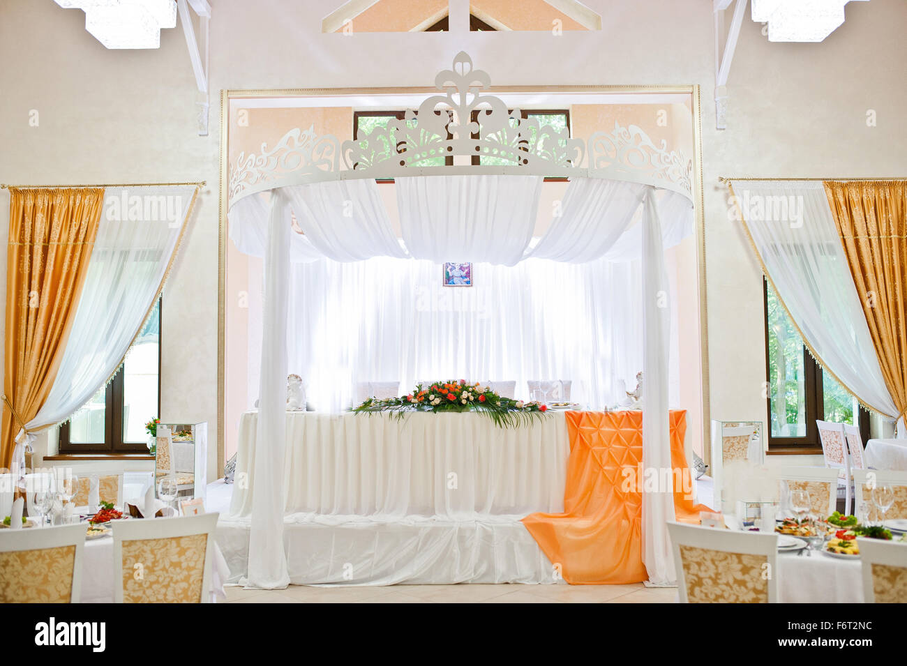 Amazing wedding table with arch Stock Photo - Alamy