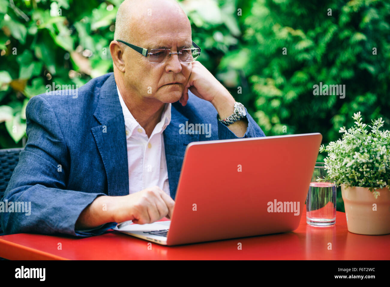 Hispanic businessman using laptop outdoors Stock Photo - Alamy