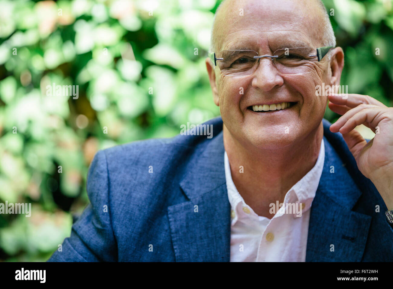 Smiling portrait suit hispanic hi-res stock photography and images - Alamy