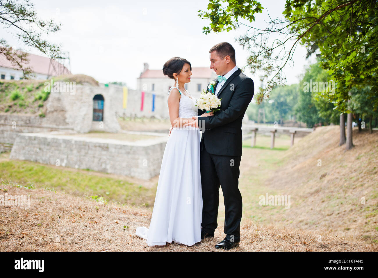 Newly wed in their wedding day at park Stock Photo - Alamy