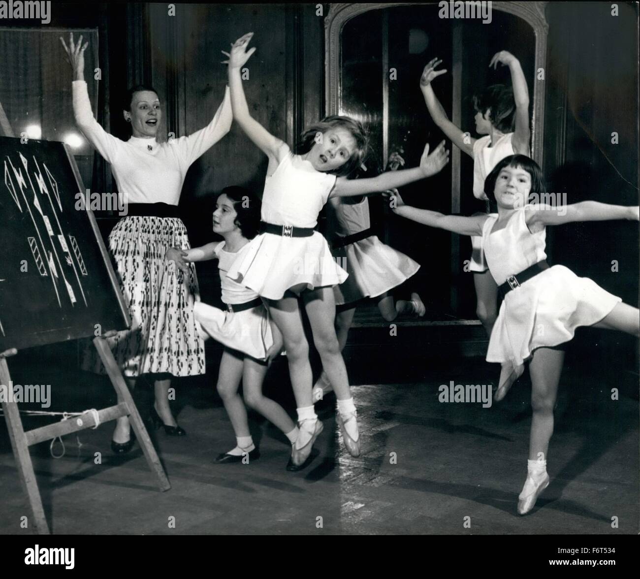 1958 - Learning To Dance By Symbols: Ann Hutchinson takes a class in ...