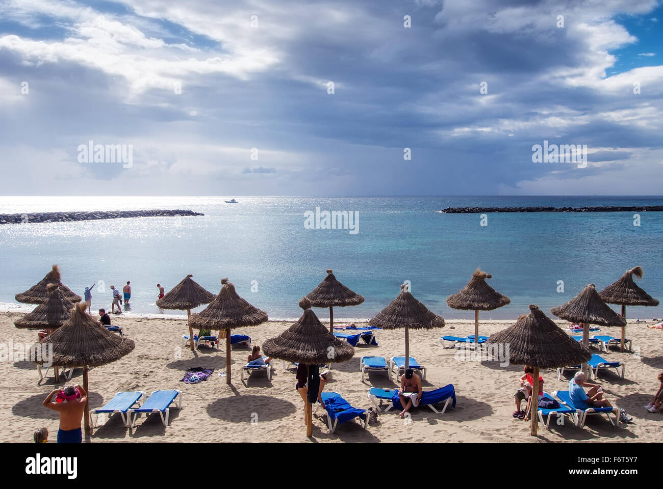 People sunbathing hi-res stock photography and images - Alamy
