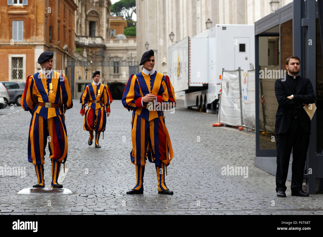 Swiss guards at St Peter's Basillica from St Peters Square in Vatican ...