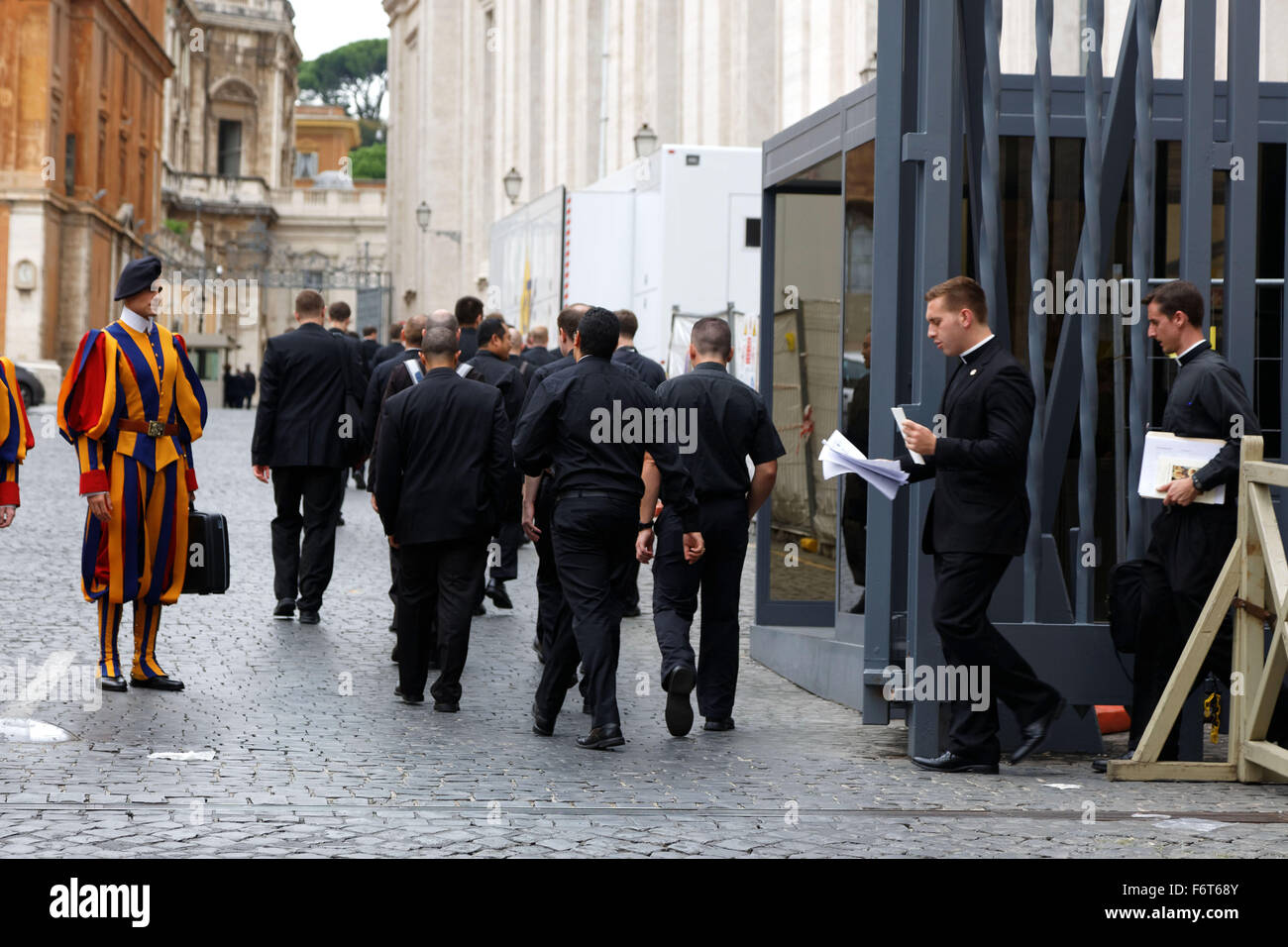 Swiss guards at St Peter's Basillica from St Peters Square in Vatican ...