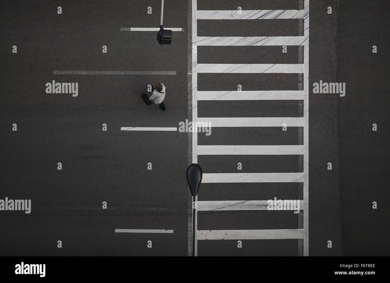Pedestrian crossing street chicago illinois hi-res stock photography ...