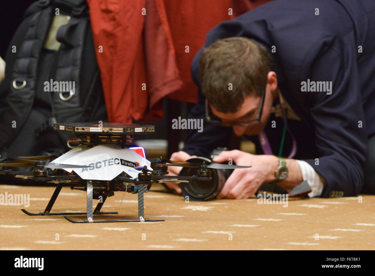 Washington, DC, USA. 19th Nov, 2015. Photographers and visitors ...