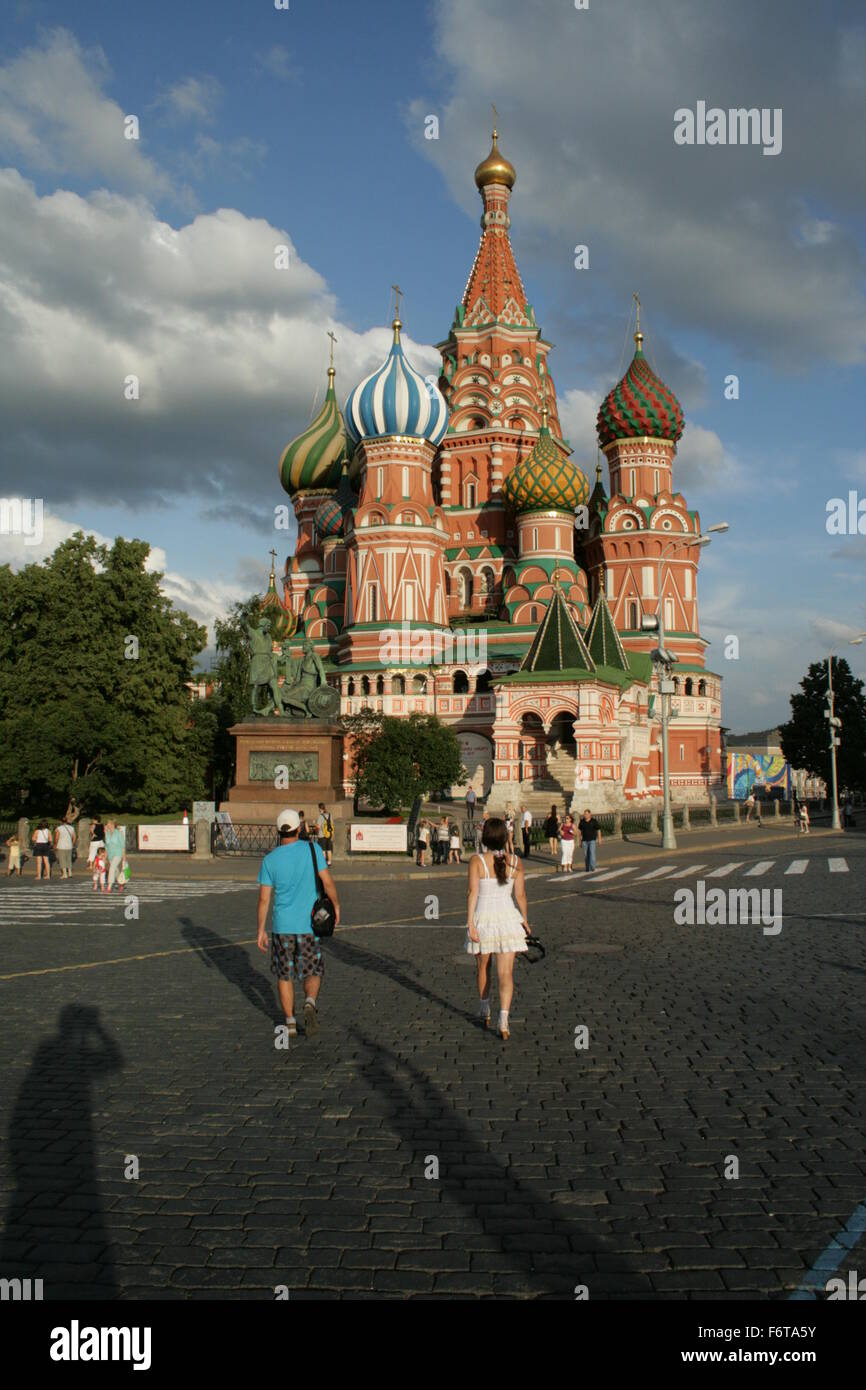 Basilica Mosow, red square, couple Stock Photo - Alamy