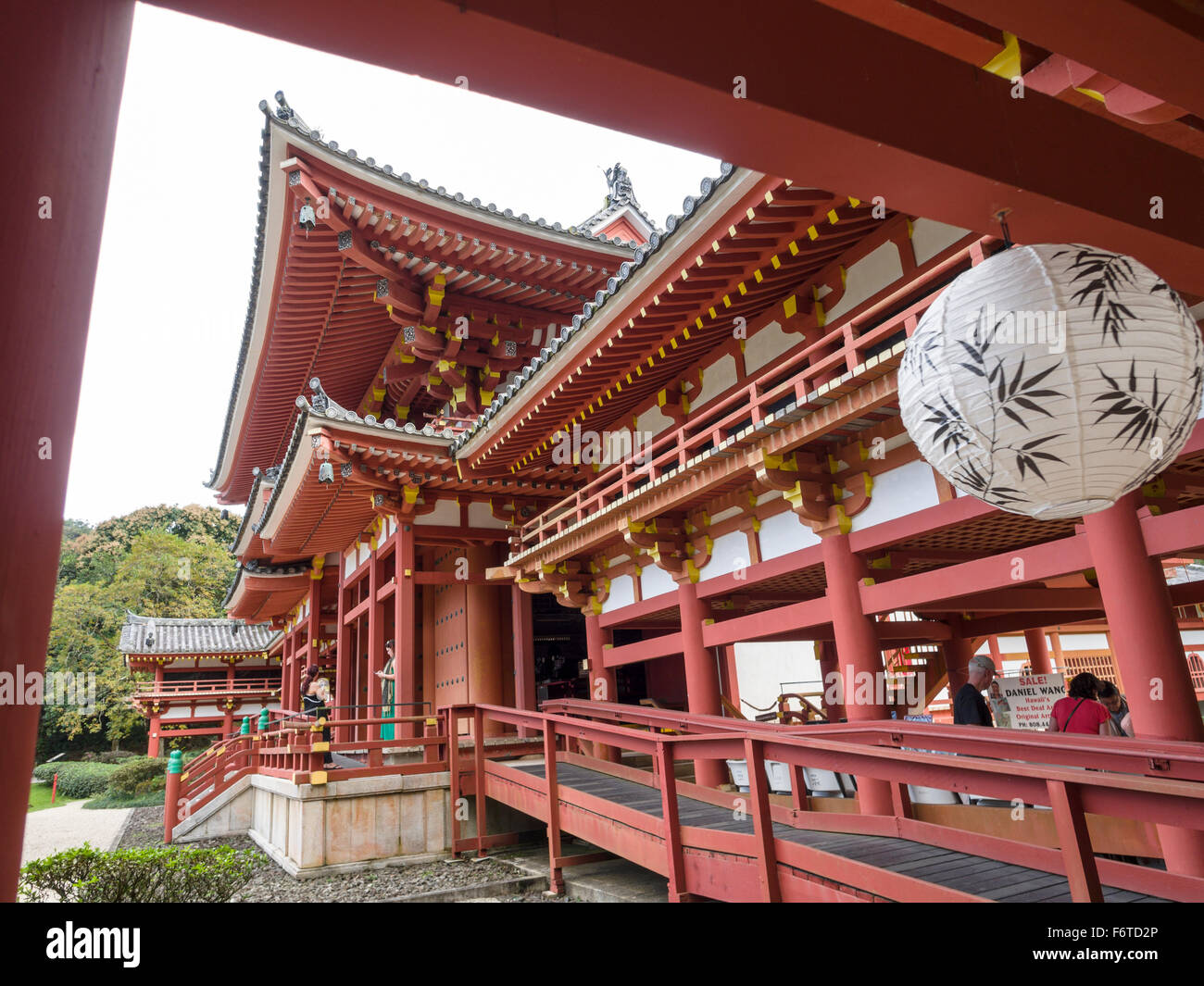 Byodo-in Temple roof and front entrance. This peaceful Buddhist temple ...
