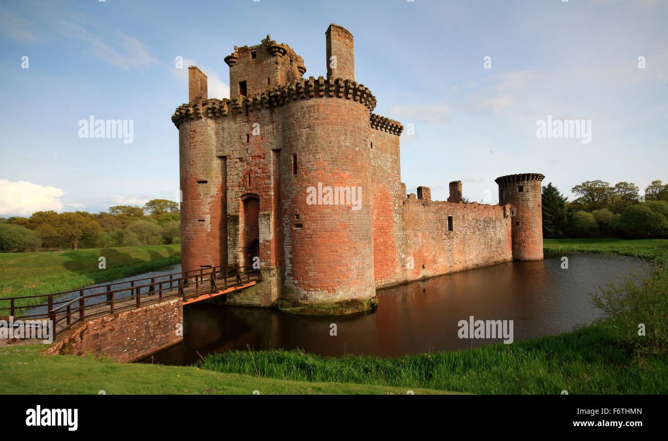 Medieval castle moat drawbridge hi-res stock photography and images - Alamy