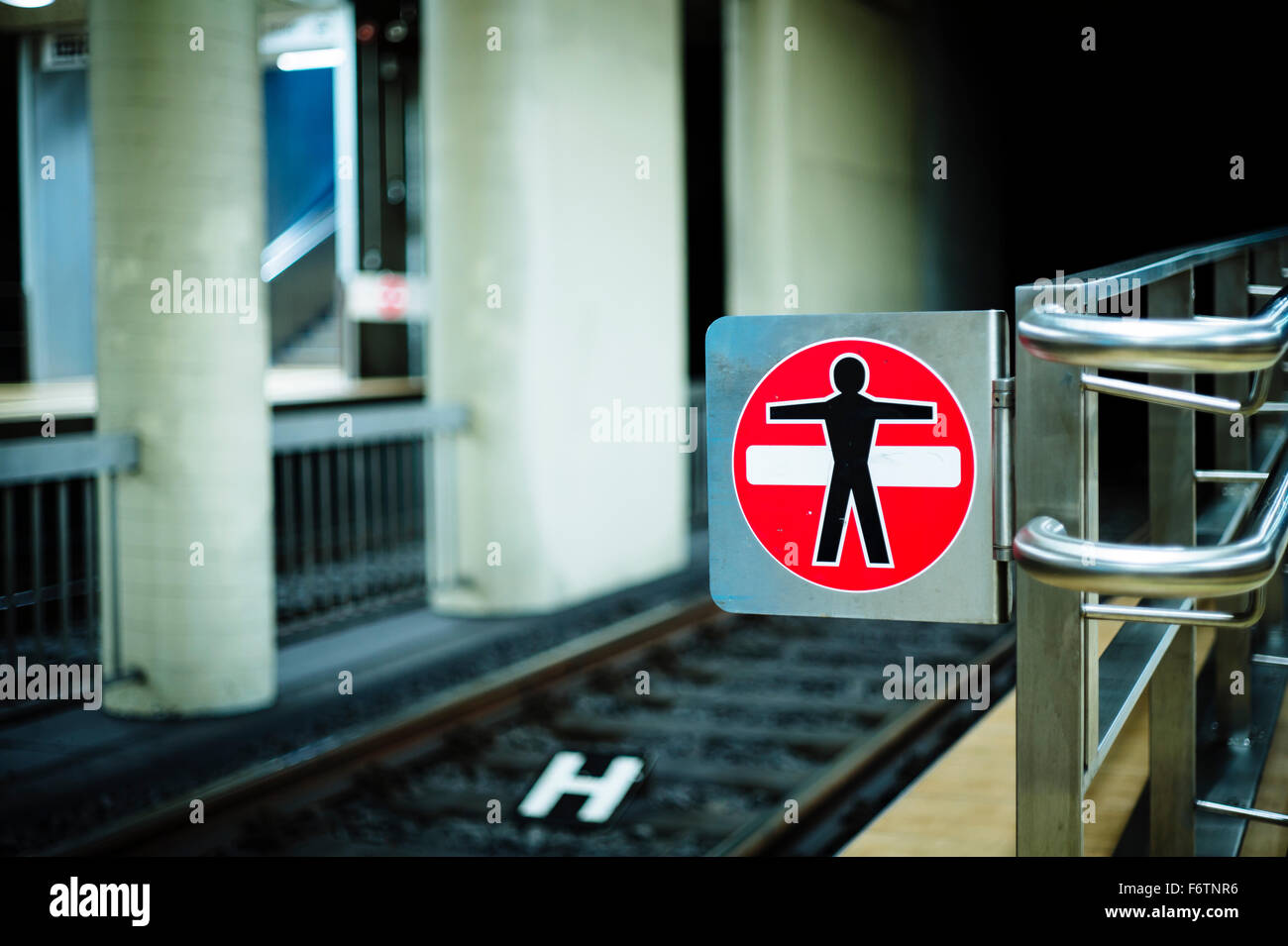 Underground platform sign hi-res stock photography and images - Alamy
