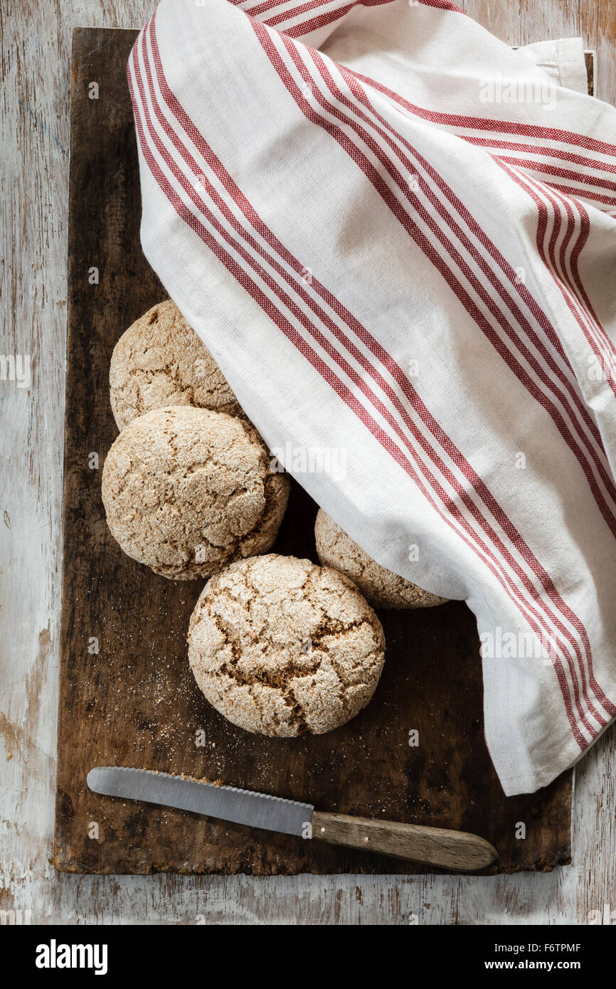 Homemade rye bread rolls on chopping board, kitchen towel Stock Photo ...