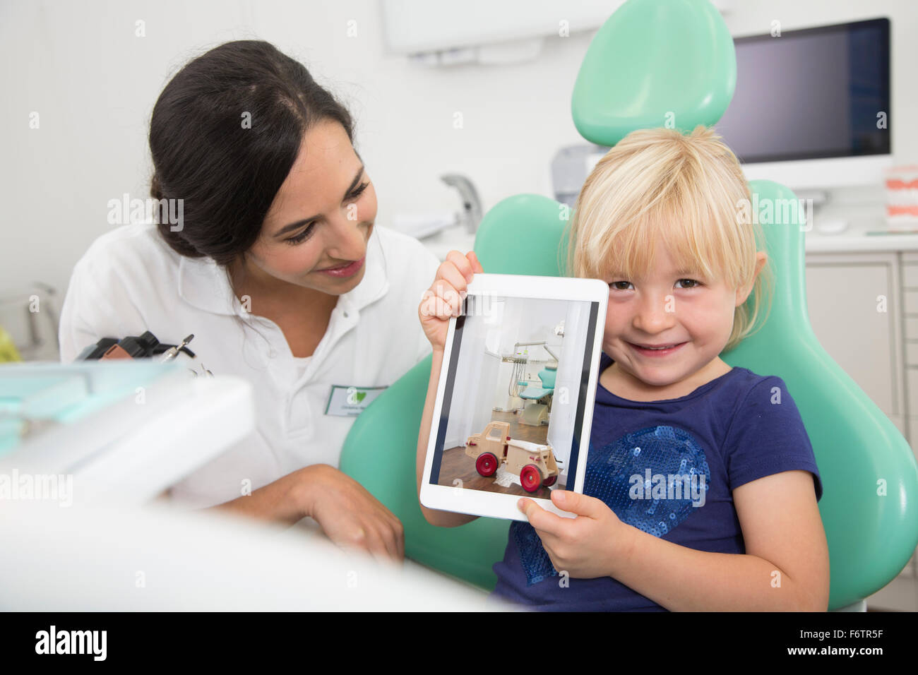 Dentist smiling girl showing hi-res stock photography and images - Alamy
