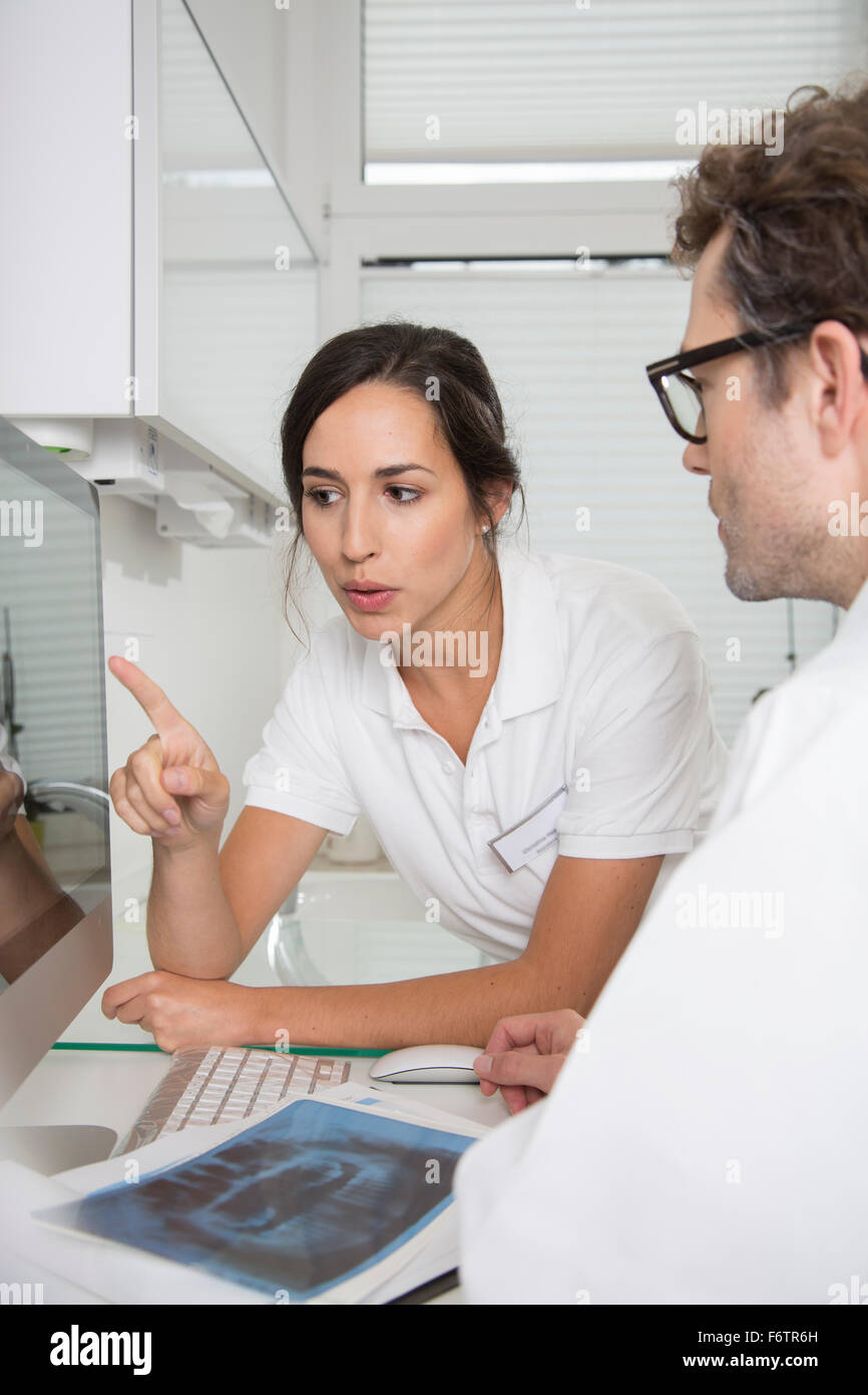 Two doctors at computer screen discussing Stock Photo - Alamy