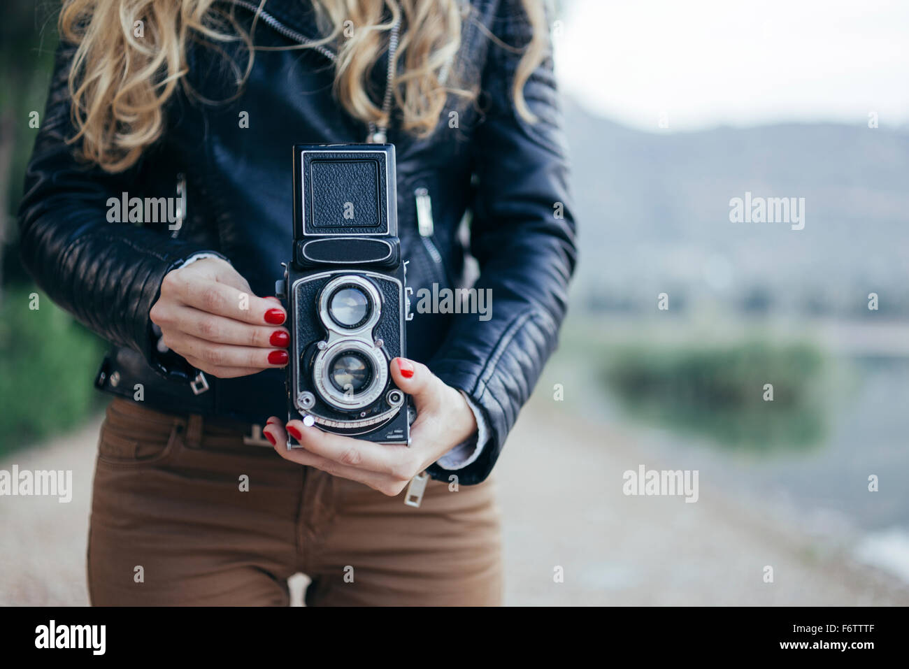 Woman using vintage camera Stock Photo - Alamy