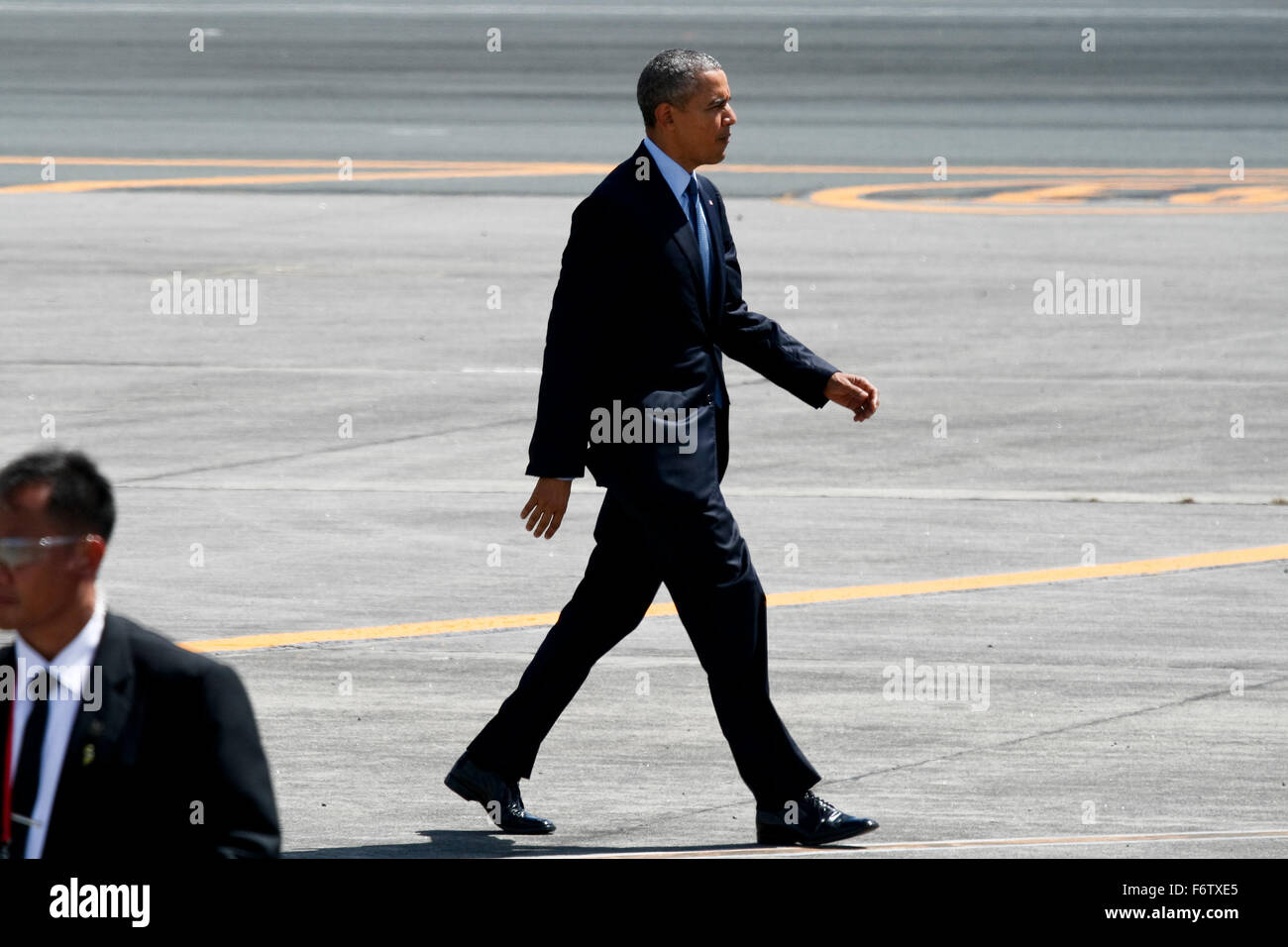 Manila, Philippines. 20th Nov, 2015. President Obama walks to air force ...