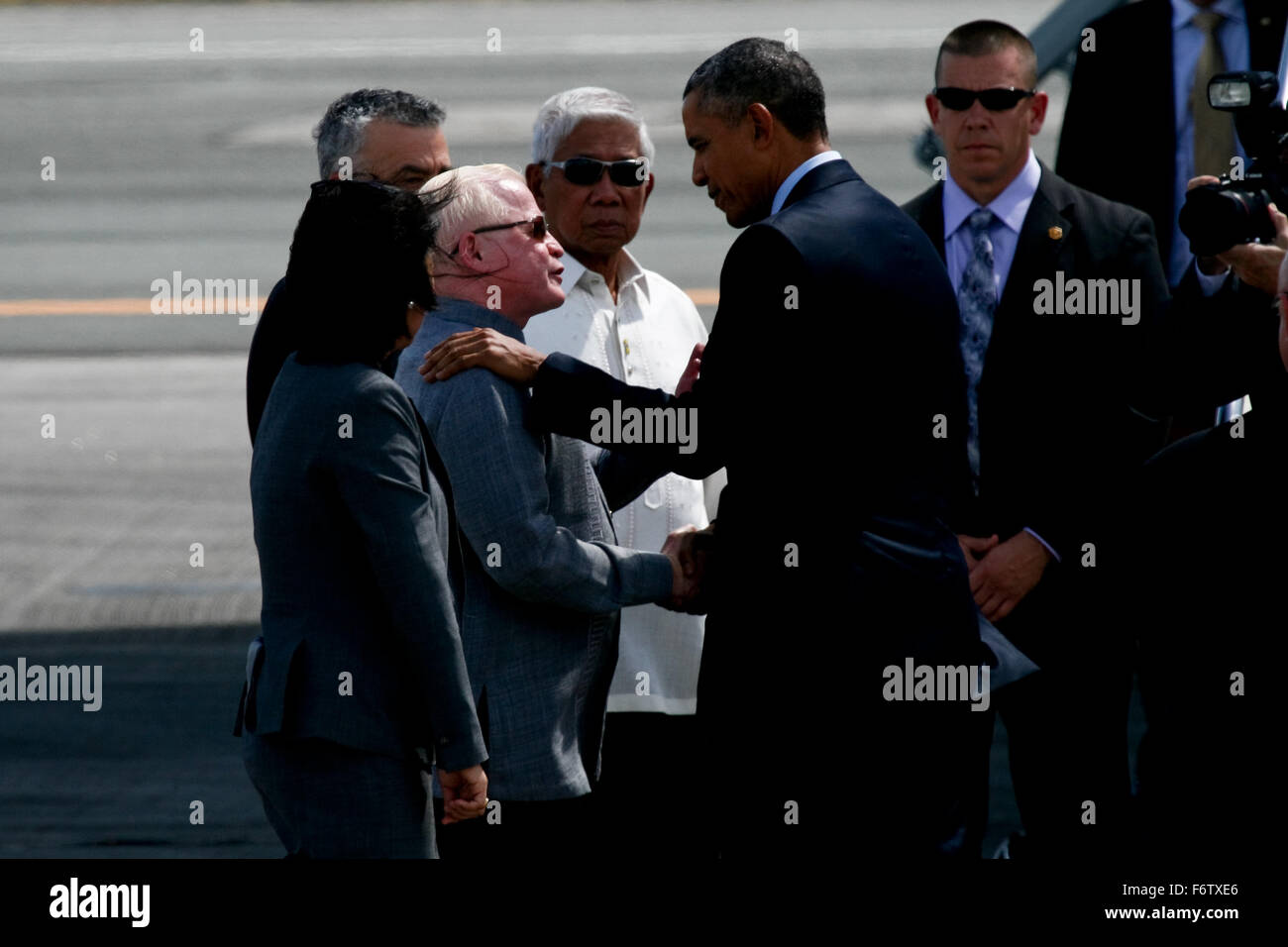 Manila, Philippines. 20th Nov, 2015. President Obama shake hands with ...